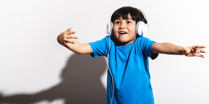 رفرفة اليدين عند الطفل الطبيعي - ويب طب